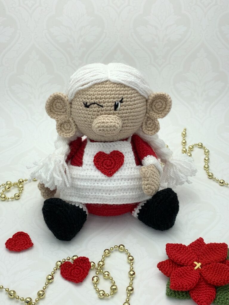 Quirky Mr & Mrs Claus in love crochet pattern - Ellenkantarellen.com