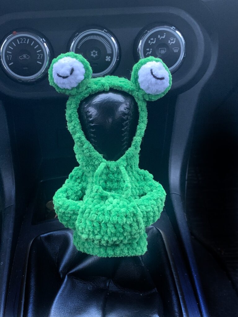 Gear shift Frog Hoodie crochet pattern - Ellenkantarellen.com