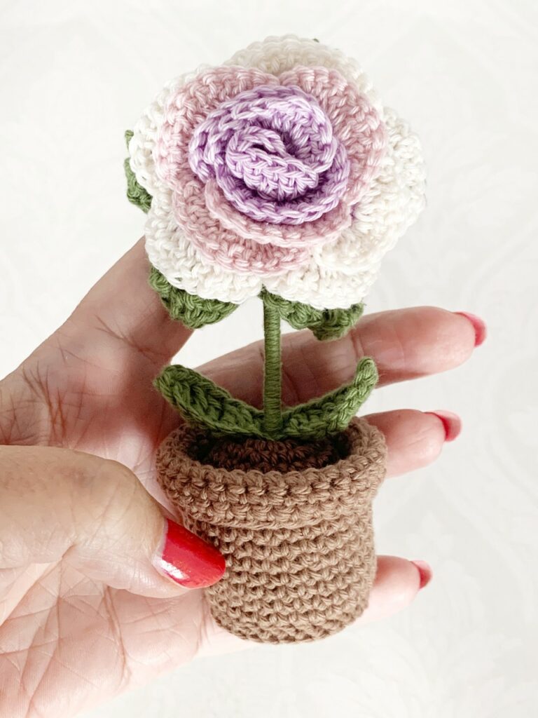 Mini rose crochet pattern - Ellenkantarellen.com