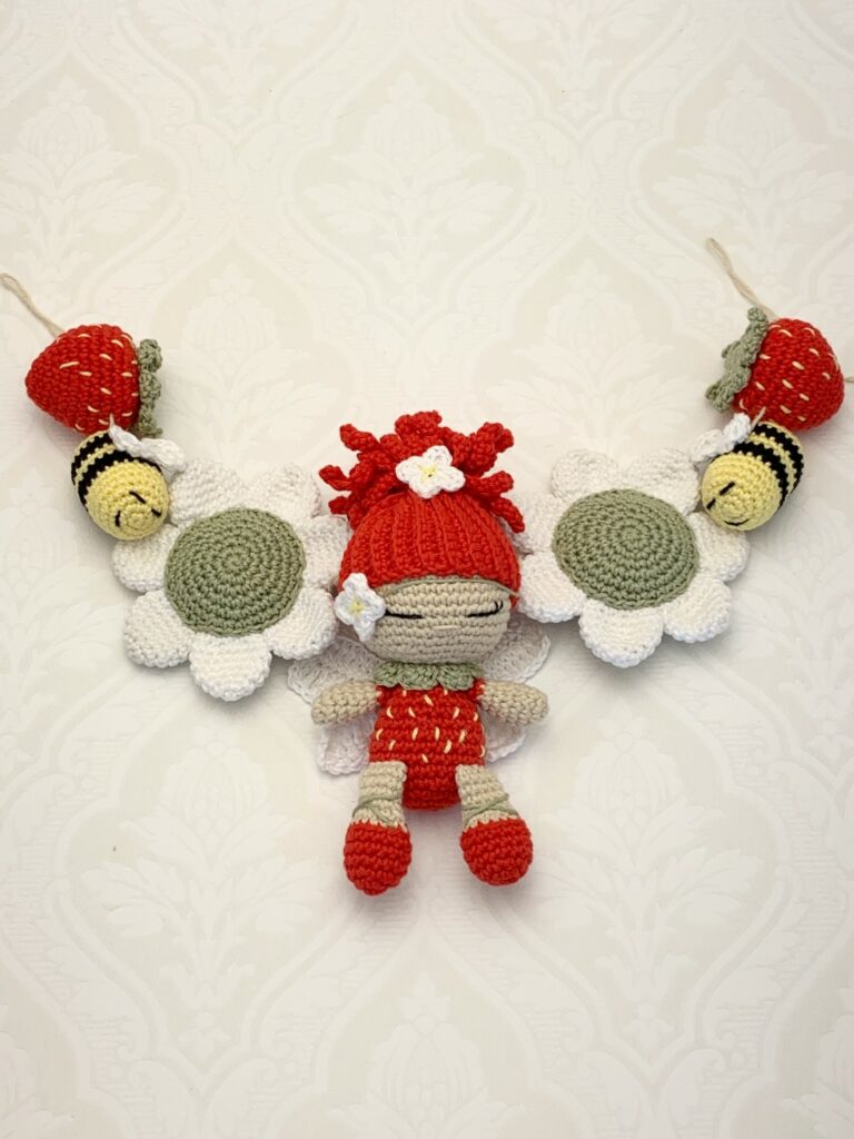 Stroller chain with strawberry fairy crochet pattern - Ellenkantarellen.com
