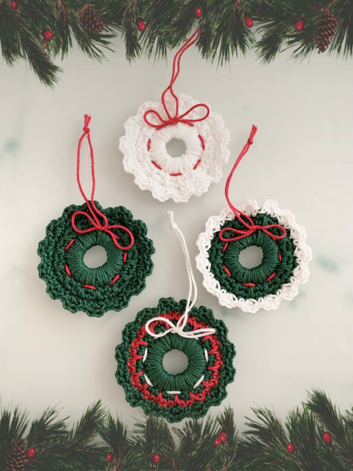 Mini Christmas Wreaths crochet pattern - Ellenkantarellen.com