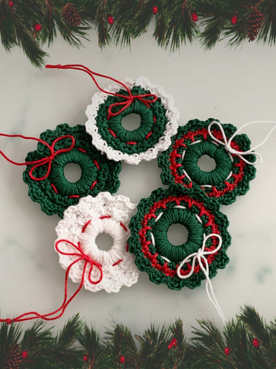Mini Christmas Wreaths crochet pattern - Ellenkantarellen.com