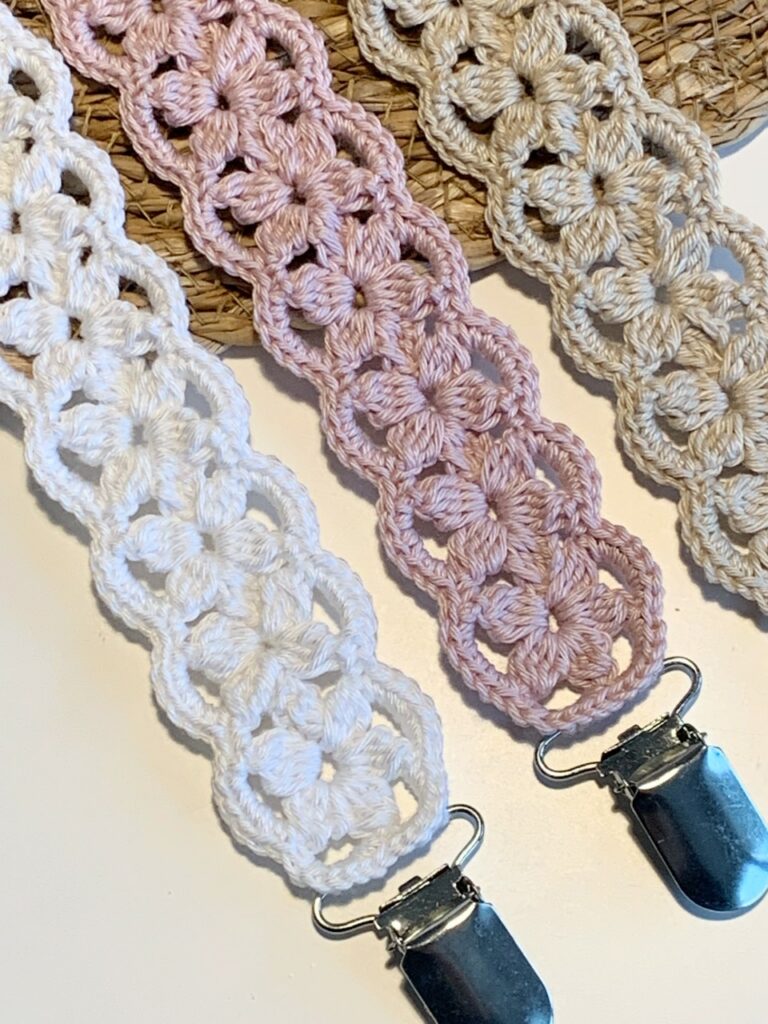 Pacifier holder Magnolia crochet pattern - Ellenkantarellen.com
