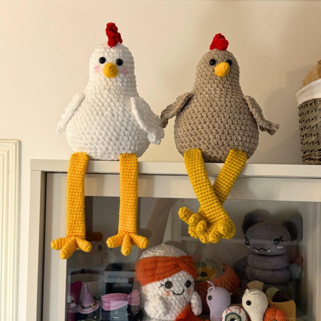 Adorable Bookshelf Chicken Polly Crochet pattern - Ellenkantarellen.com