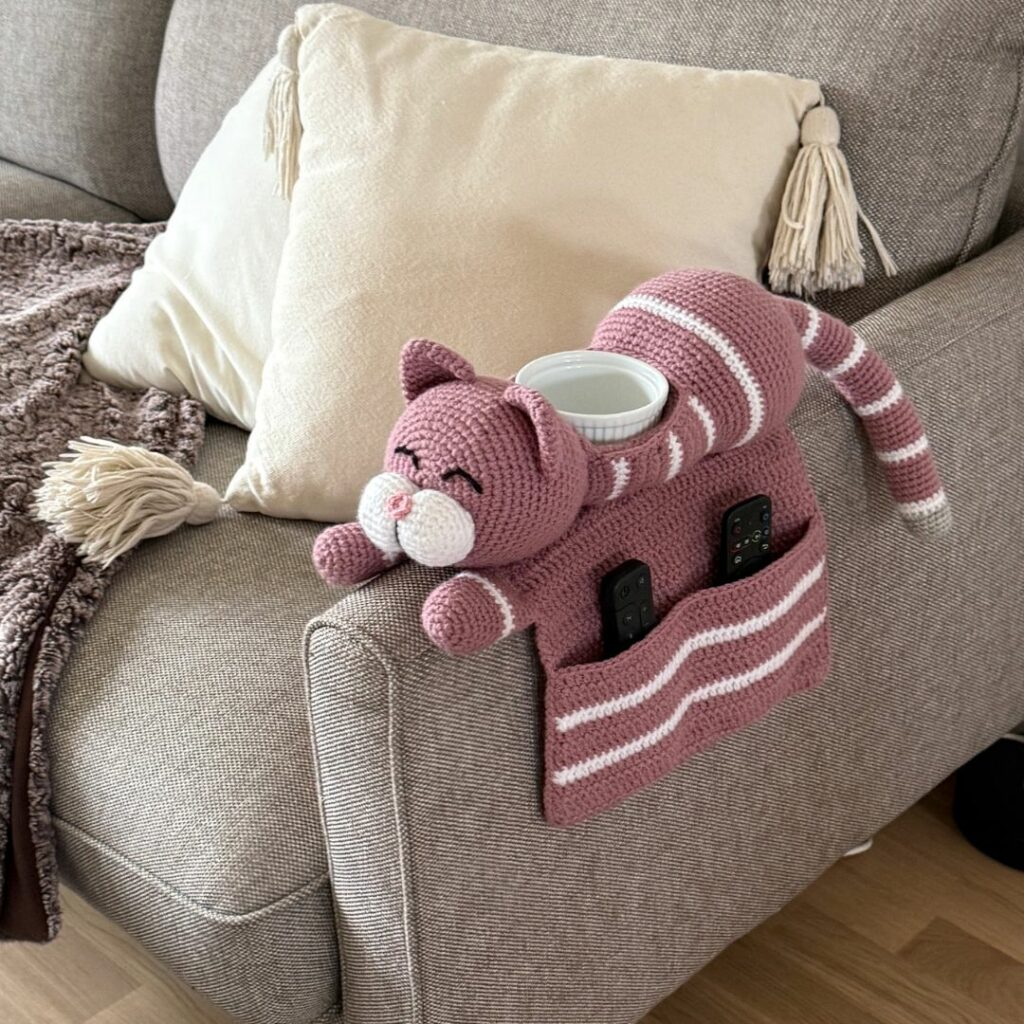 Adorable Cat Sofa Organizer Crochet pattern - Ellenkantarellen.com