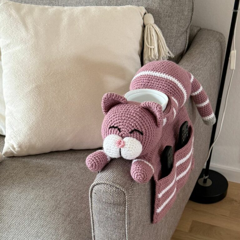 Adorable Cat Sofa Organizer Crochet pattern - Ellenkantarellen.com