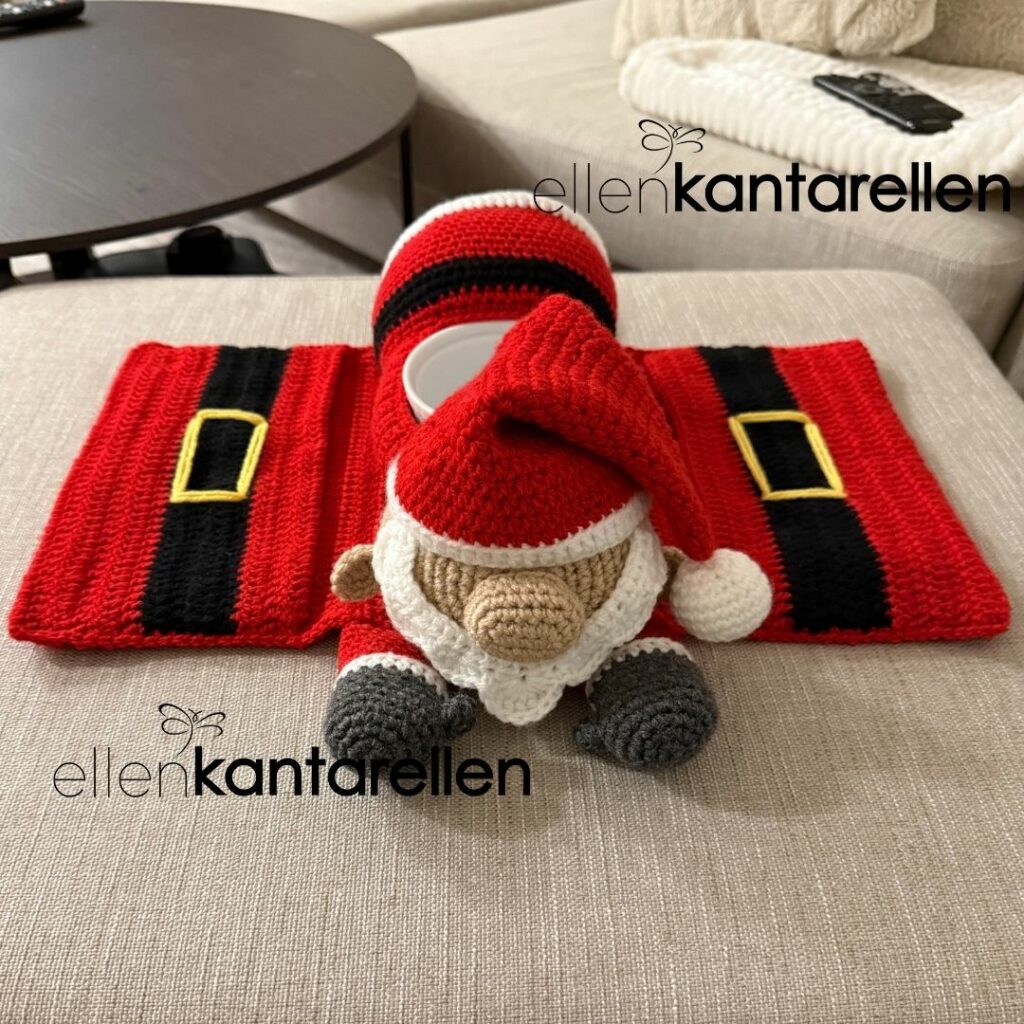Crochet Santa Sofa Armrest Organizer pattern - Ellenkantarellen.com