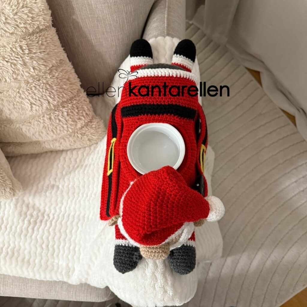Crochet Santa Sofa Armrest Organizer pattern - Ellenkantarellen.com